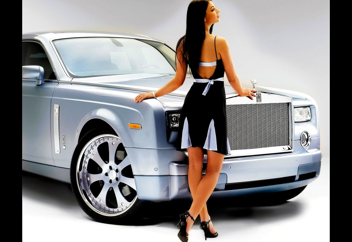 Foto Chicas Y Coches Carros Rolls Royce Phantom Descargar Imagen Gratis